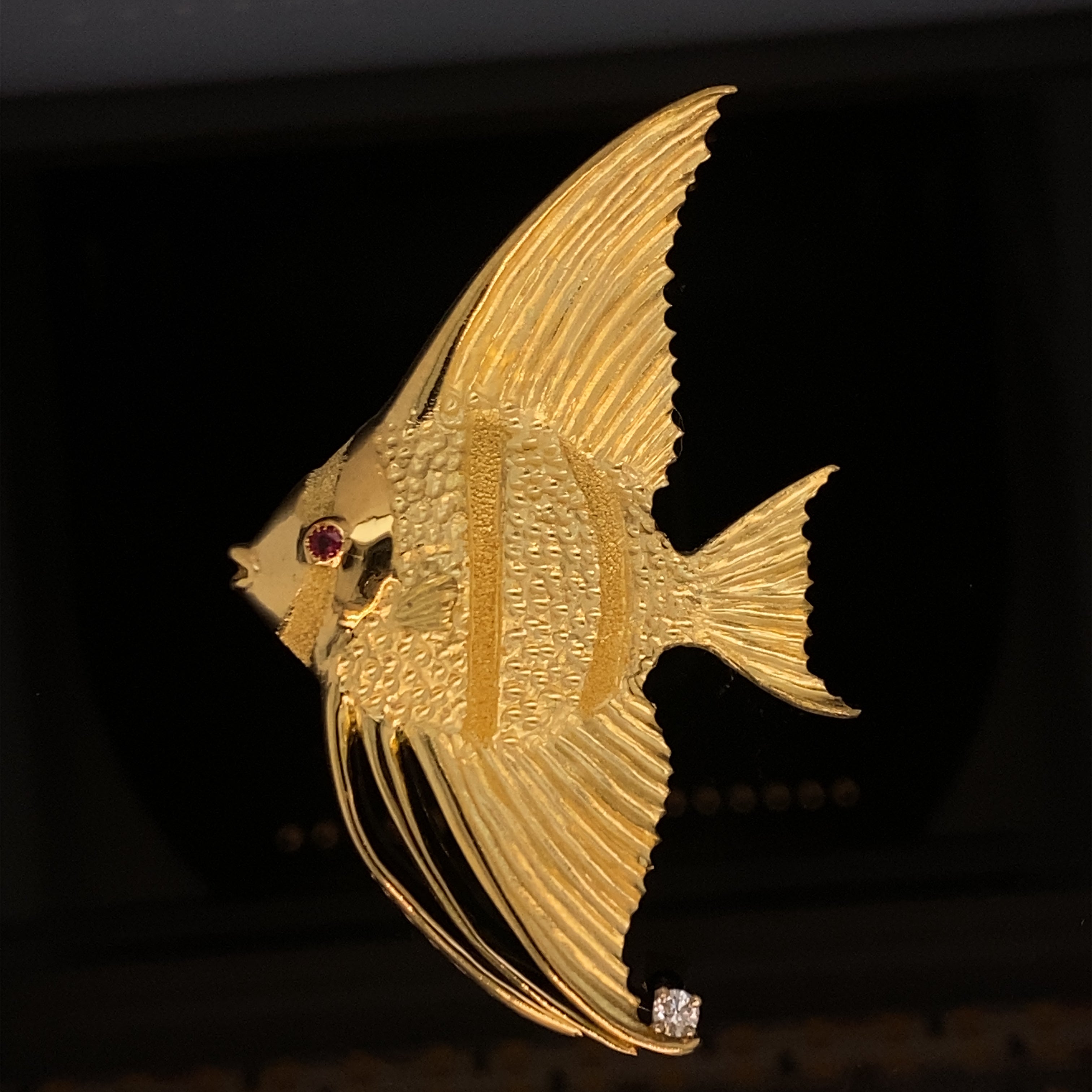 Fish, Angel Fish with One Diamond – 18K Gold Animal Pins/Brooches