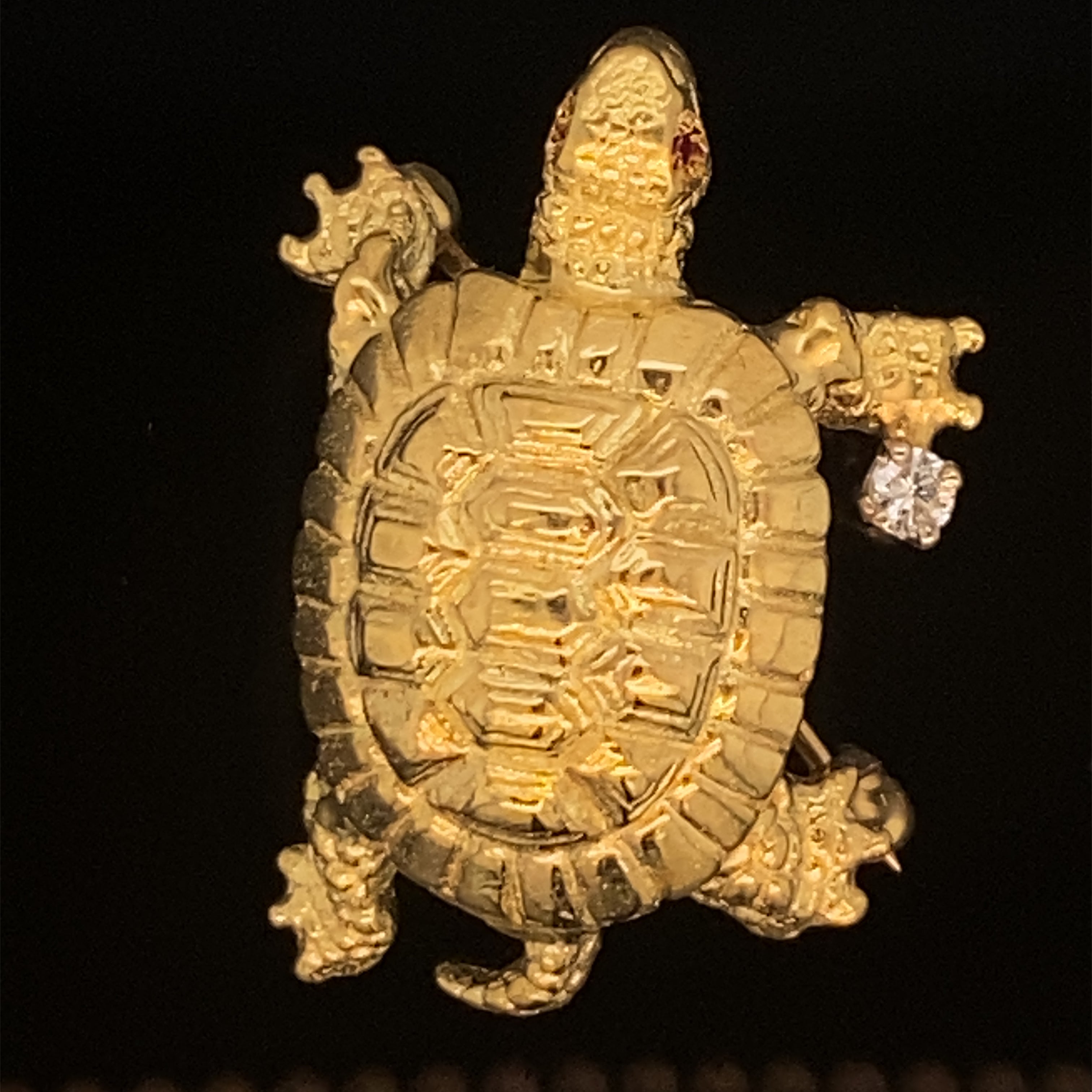 Turtle, medium size Turtle with One Diamond – 18K Gold Animal Pins/Brooches